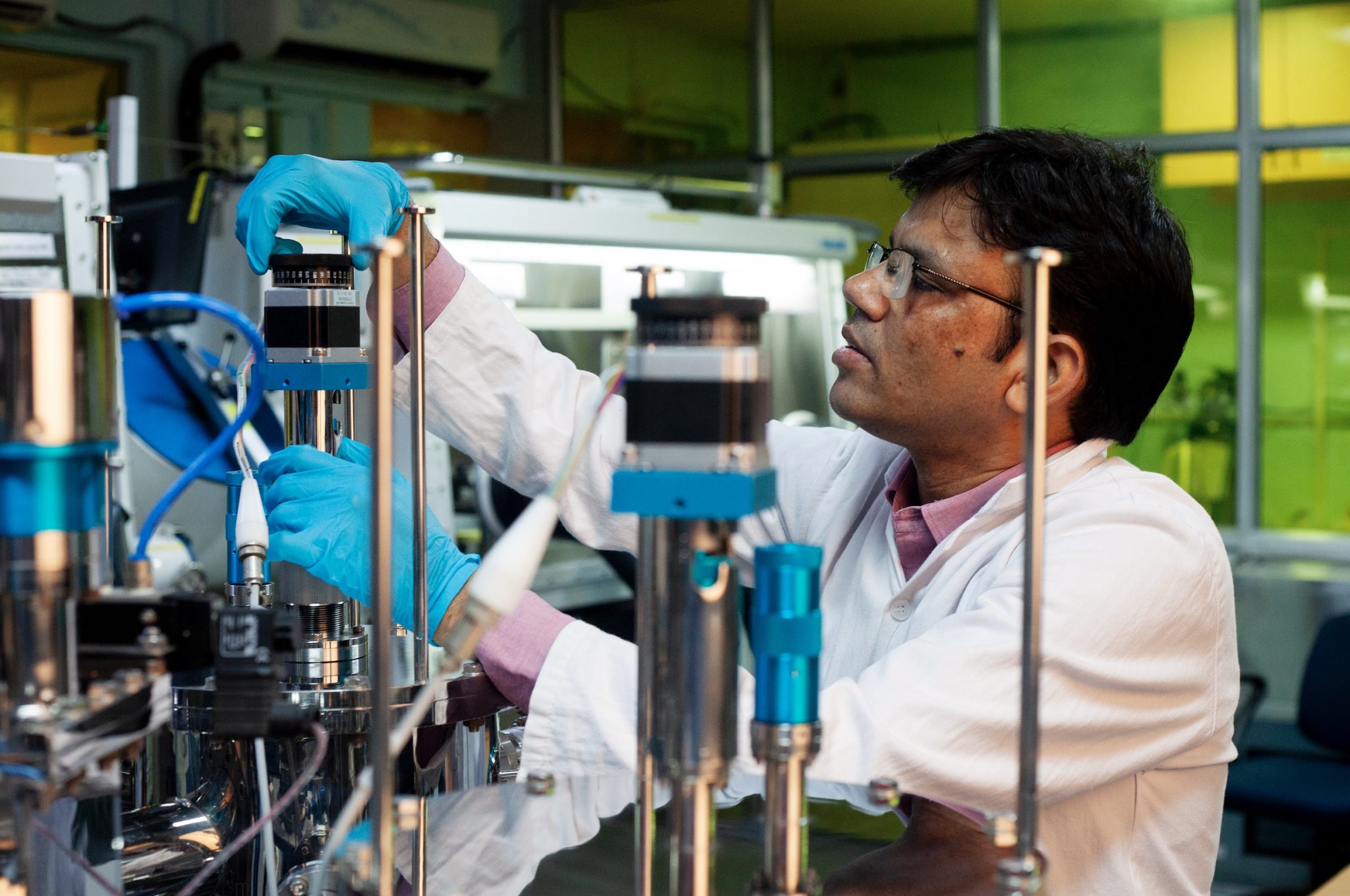 Professor Dinesh Kabra's optoelectronics research featured in Nature ...